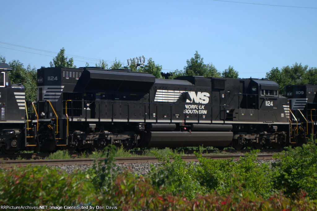 NS SD70ACe 1124 on 20Q